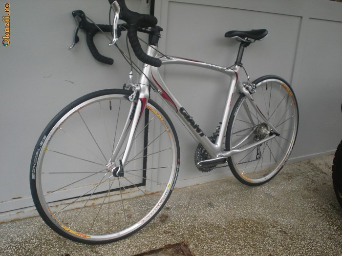 Bicicleta cursiera carbon Giant echipare Shimano 105 cu 10 pinioane ...