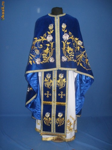 Vesminte preotesti , acoperaminte Sf. masa , dvere etc. | arhiva Okazii.ro