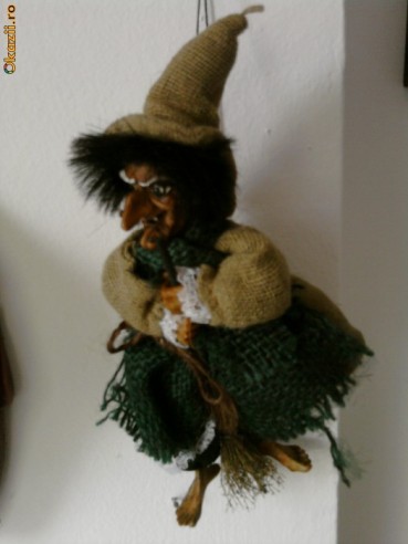 BABA CLOANTA PE MATURA - obiect decorativ | arhiva Okazii.ro