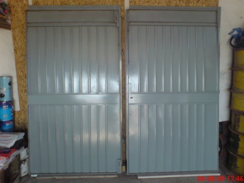 Vand / Schimb Usi metalice - 2 buc. , ideale pentru porti intrare curte ...