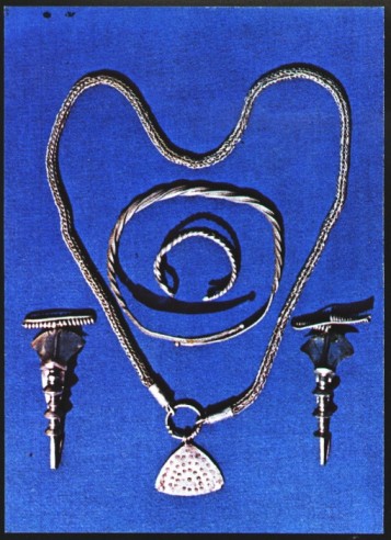 Ilustrata cu podoabe dacice,fibule,bratari,lantisor MNI Cluj | Okazii.ro