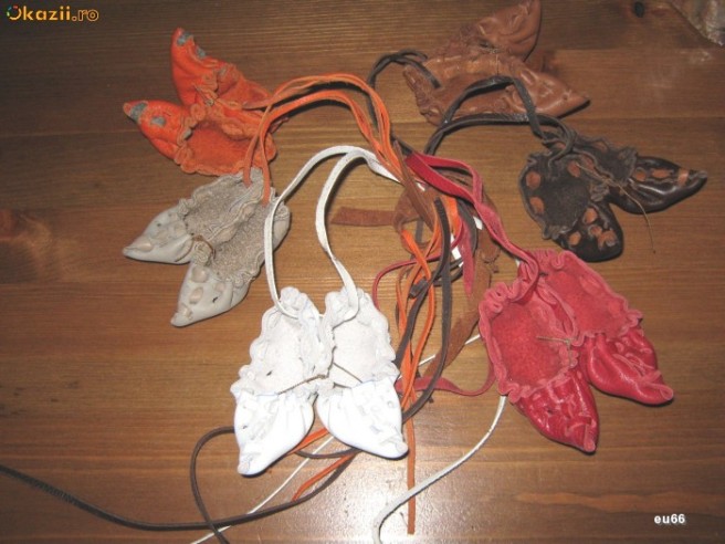 Opincute piele - suvenir - breloc - port popular | arhiva Okazii.ro