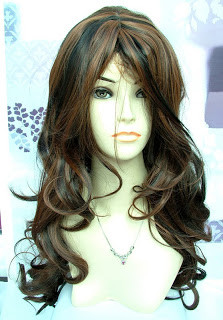 Peruca castaniu deschis cu suvite negre / par lung cu bucle fara breton ...