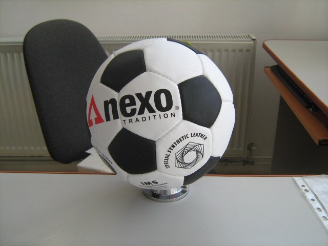 MINGE FOTBAL NEXO CLASSIC EXCELENTE PENTRU CIMENT, BITUM 65 LEI ...