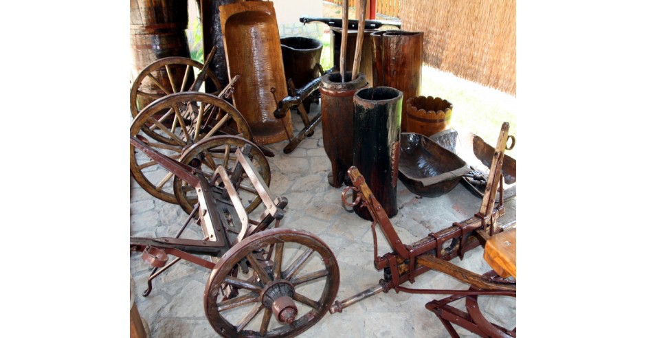 MUZEUL SATULUI (Obiecte din lemn, vechi, din gospodariile taranesti ...