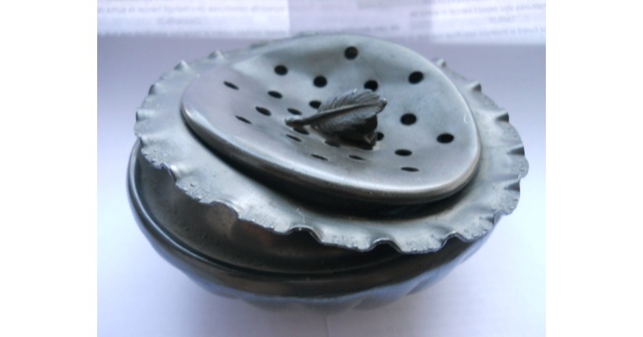 Obiect vechi din metal gri pentru pastrarea plantelor odorizante ...