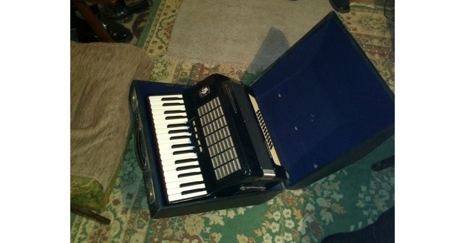 Acordeon Weltmeister Stella48 basi , produs second hand, foarte putin ...