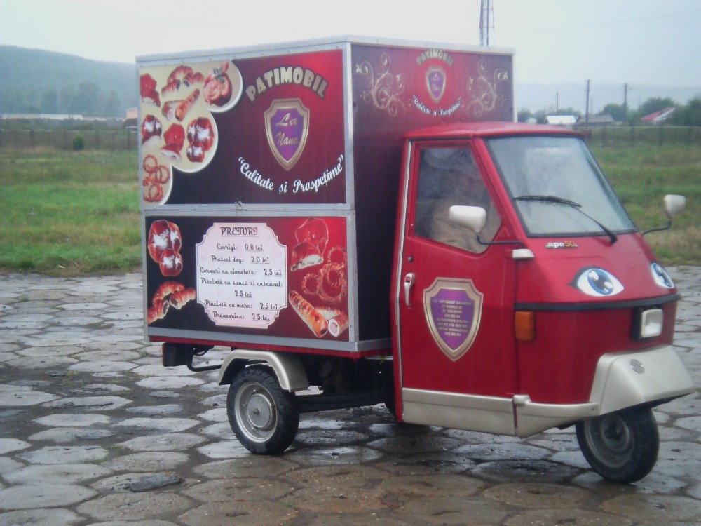 scuter trei roti piaggio ape amenajat ca mic magazin mobil | arhiva ...