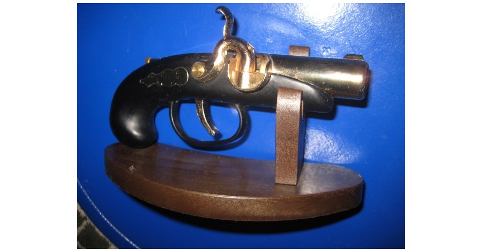 Bricheta de birou- pistolet de epoca pe stativ din metal si lemn ...