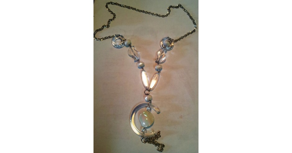 Lantisor lung cu motive din plastic alb si transparent | Okazii.ro