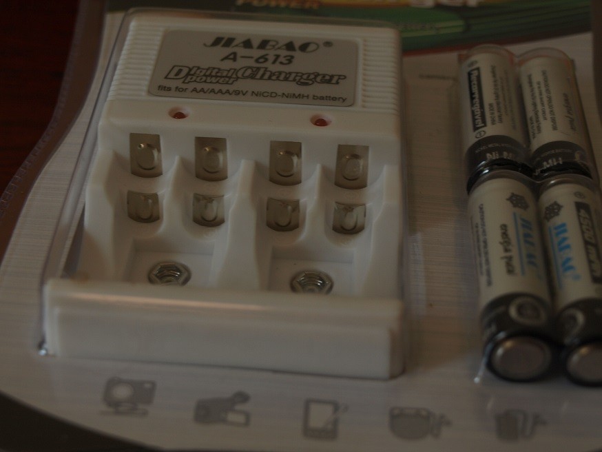 Incarcator BATERII AAA R3. AA R6. R9..+ 4 baterii rencarcabile AA ...