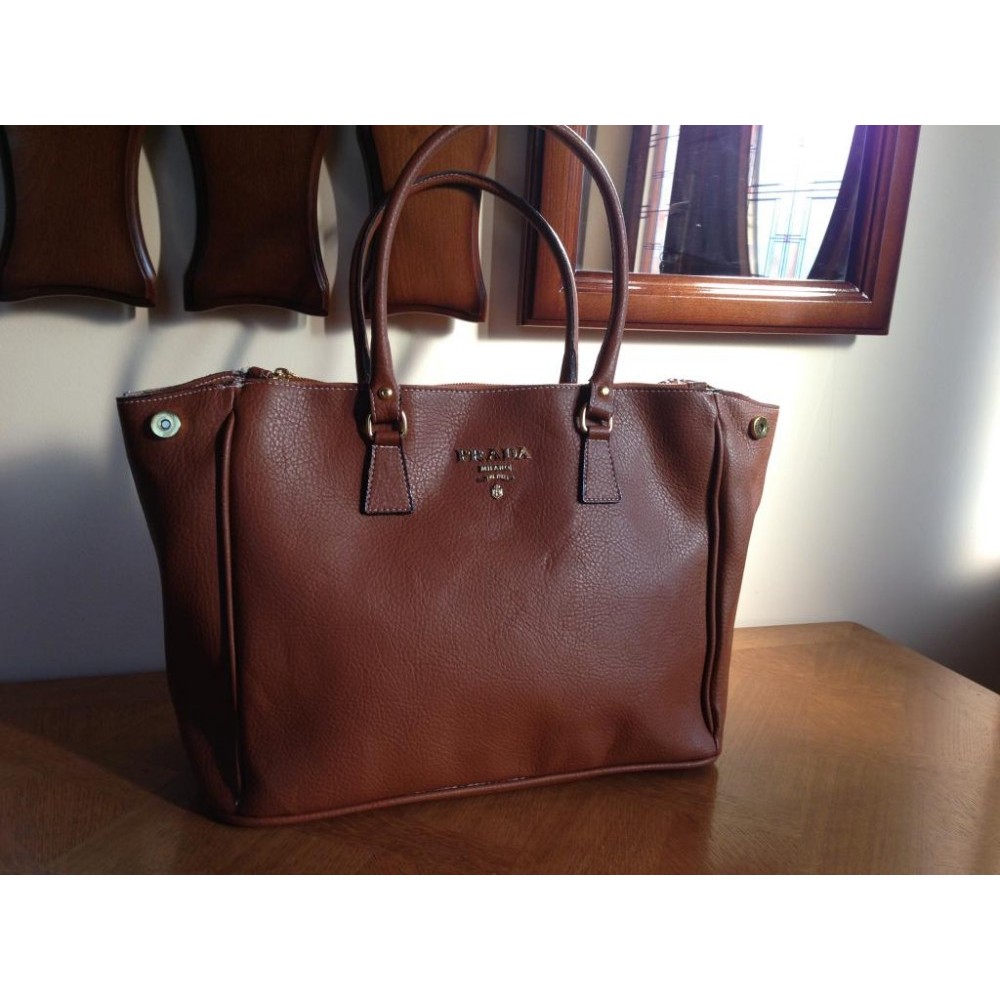 Geanta dama Prada - logo metalic - rezistenta si incapatoare - culoarea ...