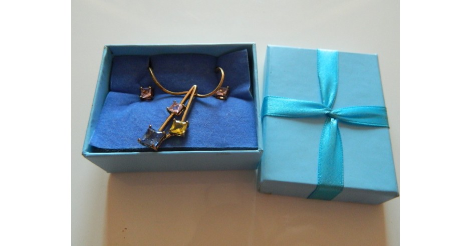 Set 2 bijuterii, gablonturi, marca Avon, cercei si lantisor, colier cu ...