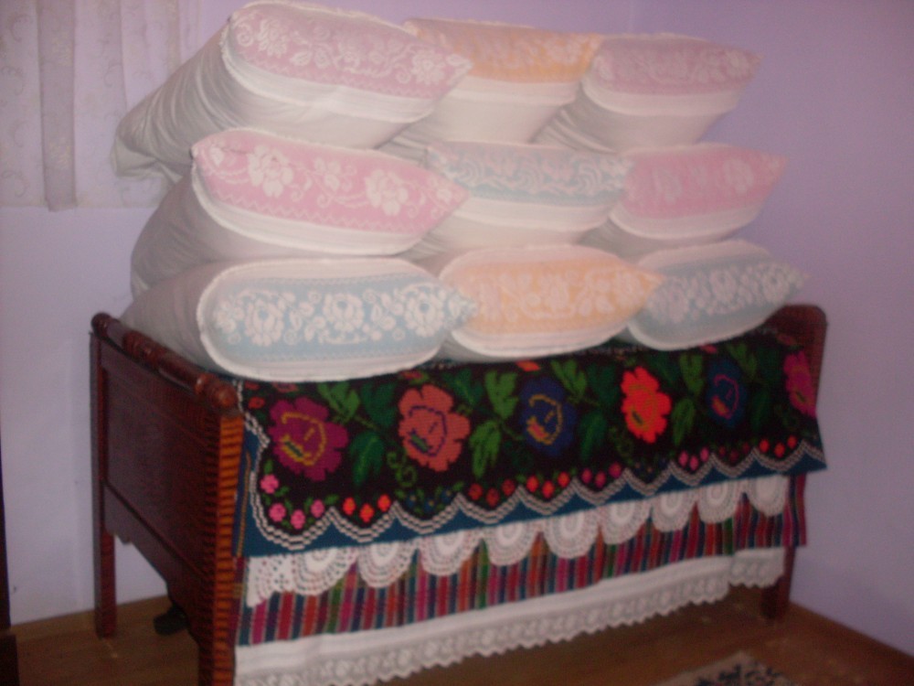 Vand vechi pat taranesc cu perne; mobilier vechi taranesc; lazi de ...