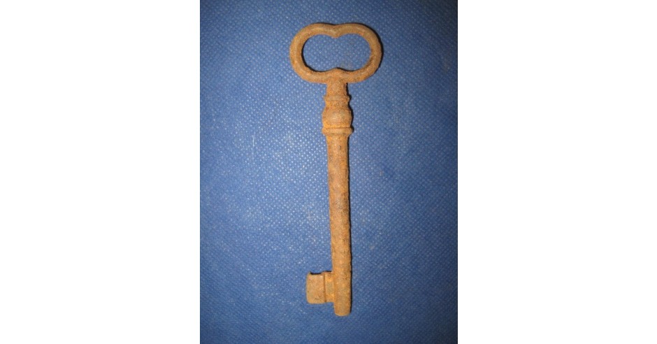 Cheie metalica veche pentru usa de poarta nr3. | arhiva Okazii.ro