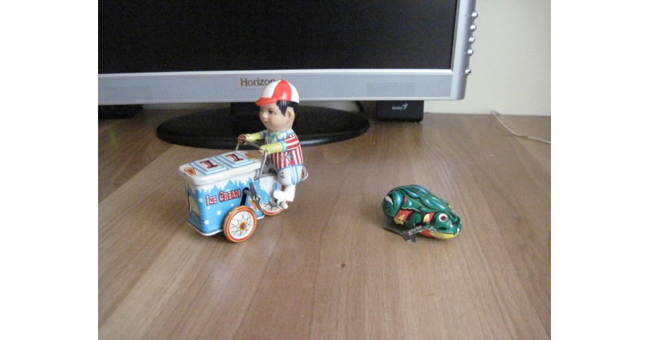 JUCARII VECHI CHINEZESTI DIN TABLA CU CHEITA ' BAIETEL CU INGHETATA SI ...