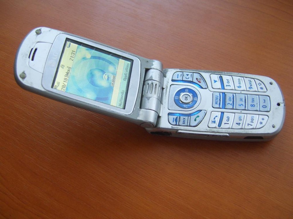 LG 8180 - telefon 3G cu clapita, polifonic si MP3 | arhiva Okazii.ro