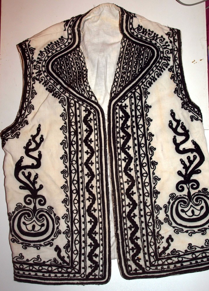 REDUCERE = ILIC / VESTA FOARTE VECHE COSTUM POPULAR , LUCRATA MANUAL ...