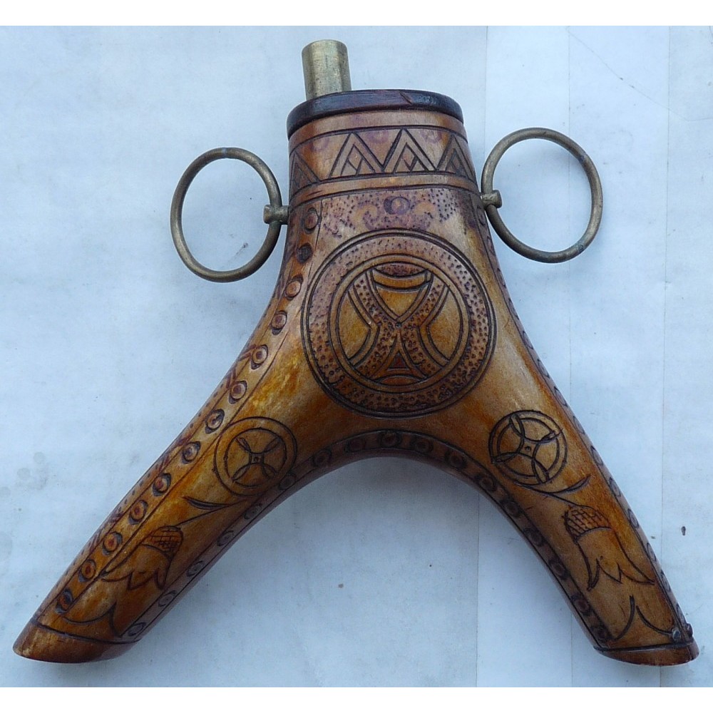 Corn de vanatoare pentru praf de pusca , din corn de cerb sculptat , de ...