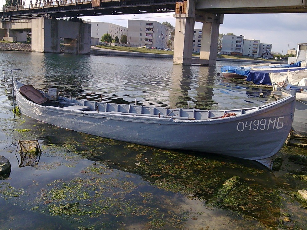 Barca din lemn (lotca) cu camera in pescarie | arhiva Okazii.ro