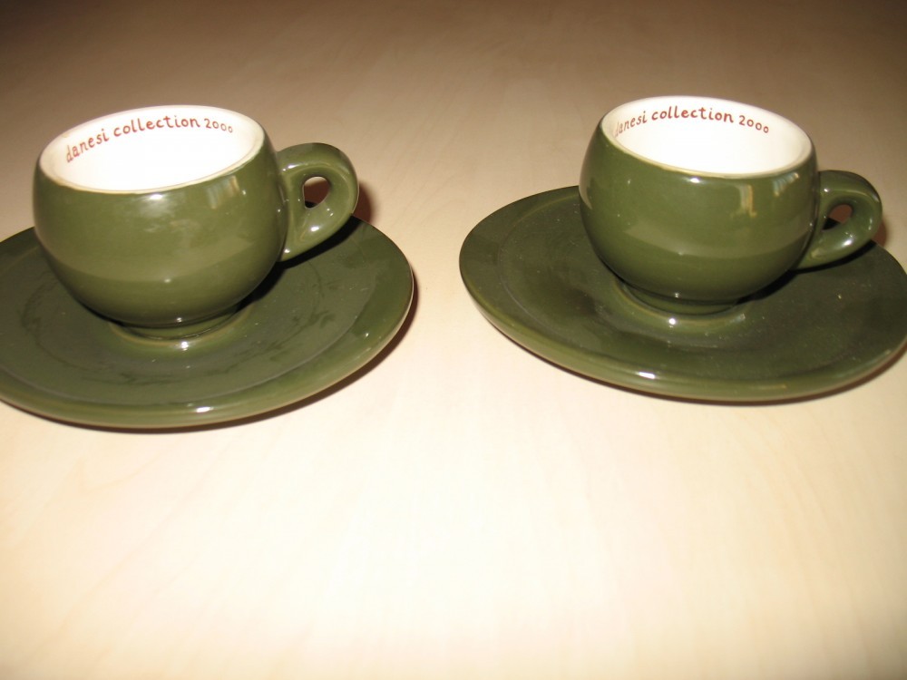Vand set 2 cescute de cafea cu farfurioare model deosebit | arhiva ...