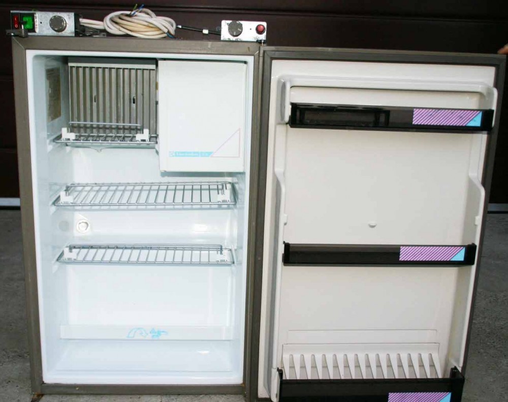 Frigider pe gaz, 12V si 220 V pentru rulote , autorulote, pavilioane ...