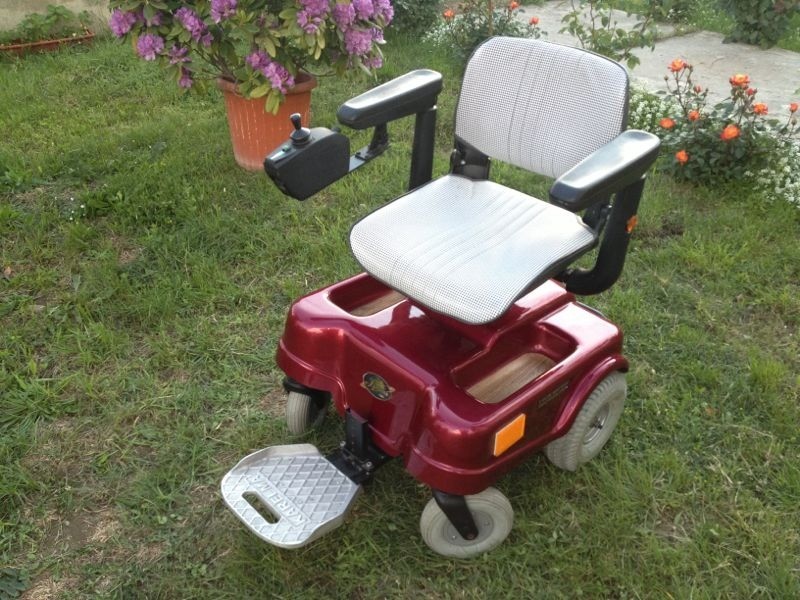 Scaun Carut cu rotile electric carucior pentru persoane handicap ...