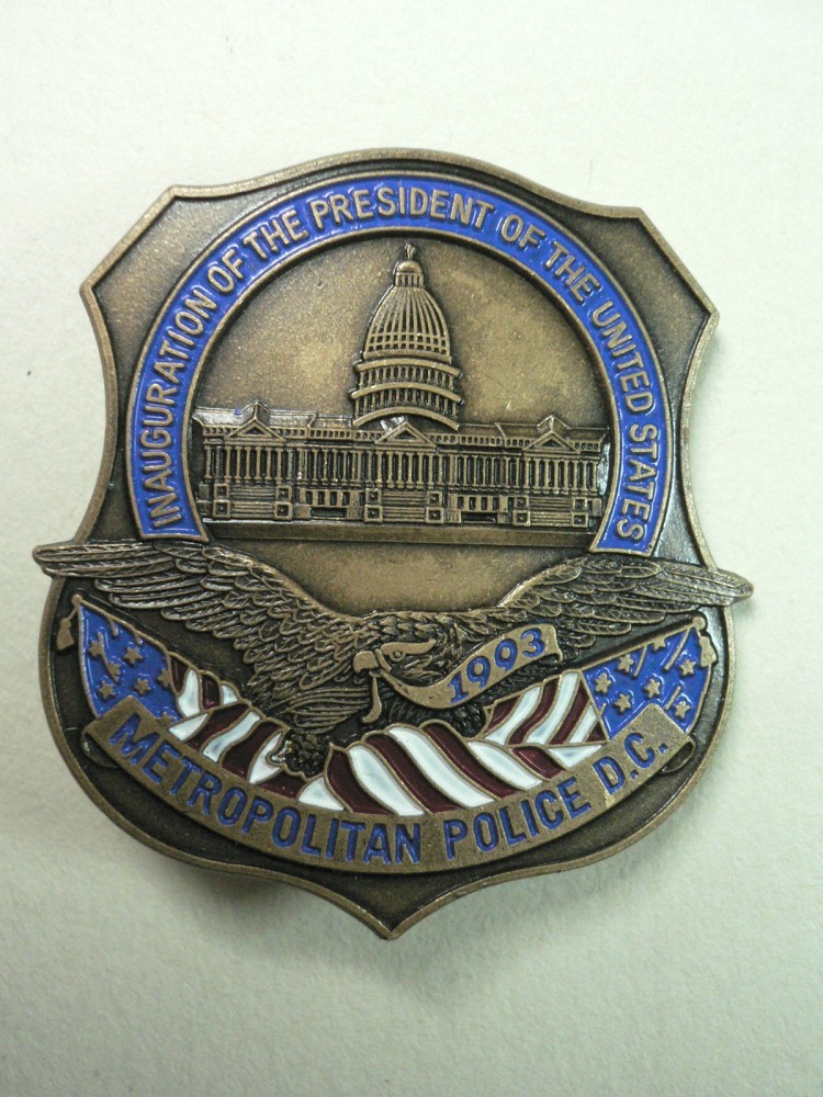 INSIGNA POLITIE - POLITIA METROPOLITANA D.C. - 1993 - DIMENS. 4 X 3,5 ...