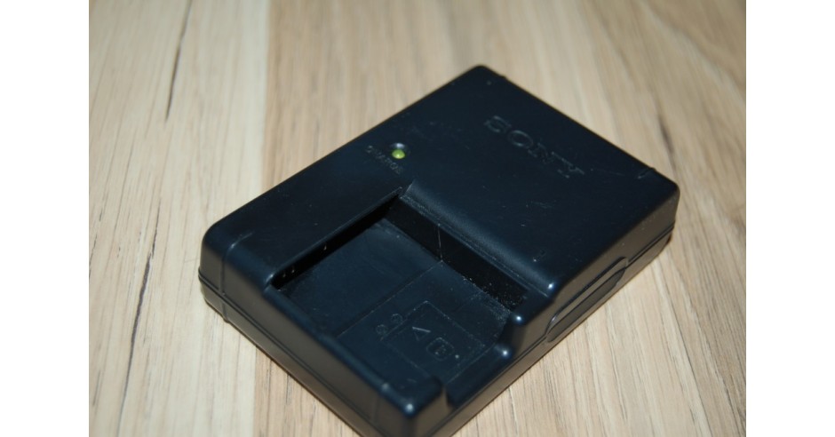 ALIMENTATOR / INCARCATOR APARAT FOTO SONY 4.2V 0.25A MODEL BC-CSGC ...