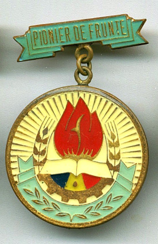 INSIGNA PIONIERI PIONIER DE FRUNTE VARIANTA MARE 32 MM ALBASTRU DESCHIS ...