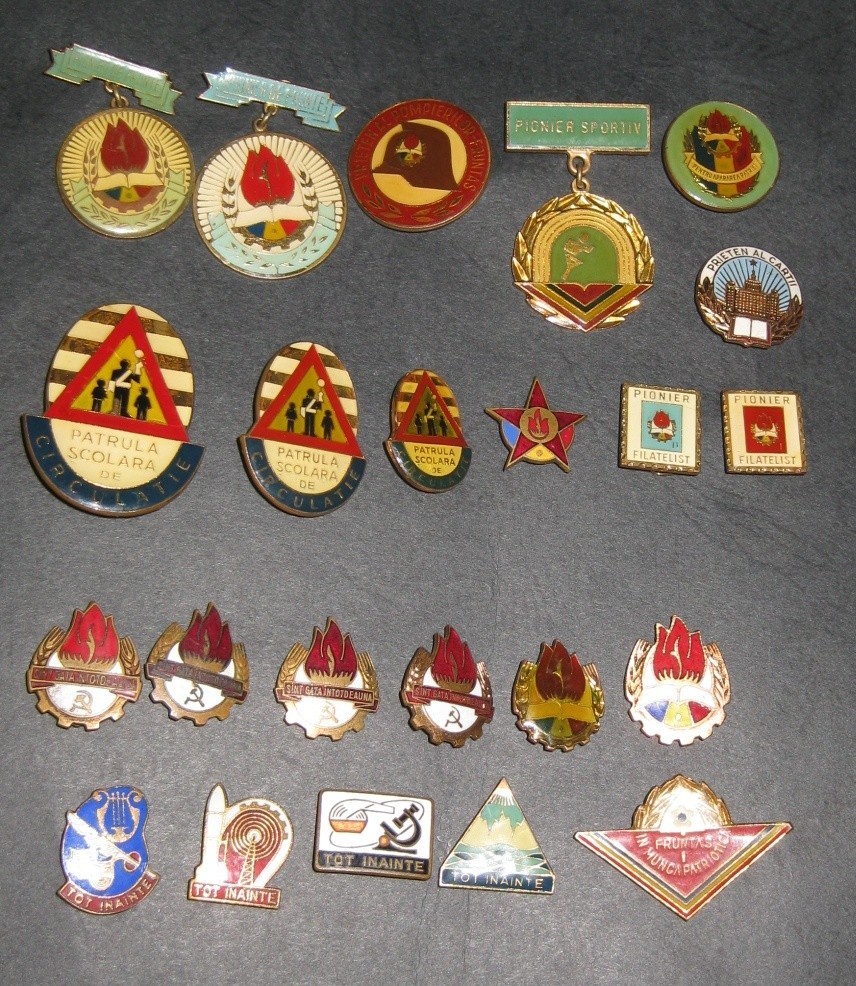 Cravata pionier si 23 insigne pionieri Tot Inainte diferite "Epoca de ...