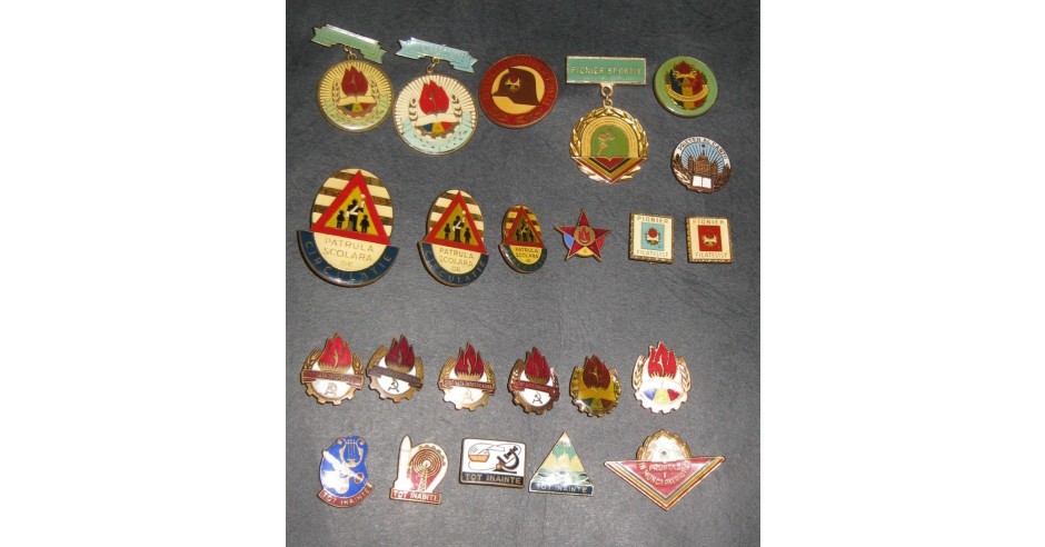 Cravata pionier si 23 insigne pionieri Tot Inainte diferite "Epoca de ...