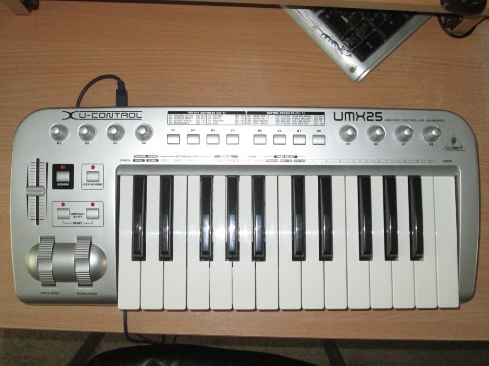 Clapa midi Behringer U-control UMX 25 | arhiva Okazii.ro