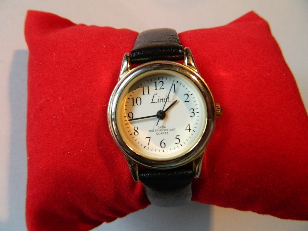 Ceas de dama LIMIT 2035 , 30M . Carcasa placata cu aur . Original ...