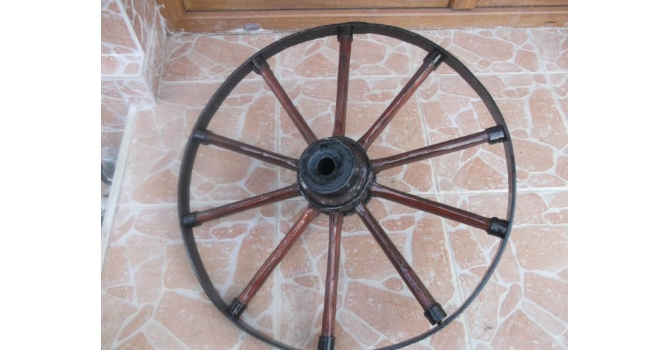 roata caruta rustica lacuita si vopsita | arhiva Okazii.ro