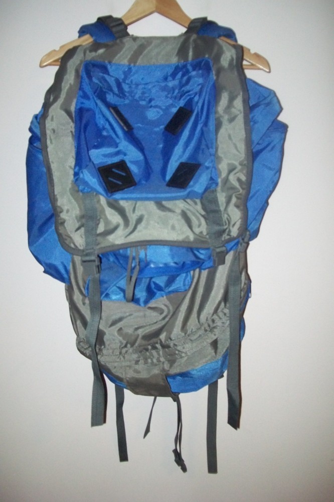 VAND RUCSAC DE MUNTE CU CADRU METALIC-100LEI | arhiva Okazii.ro