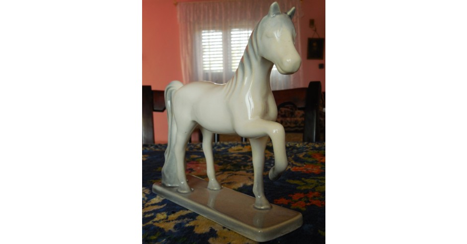 Frumos BIBELOU vechi din perioada comunista reprezentand un cal cu ...