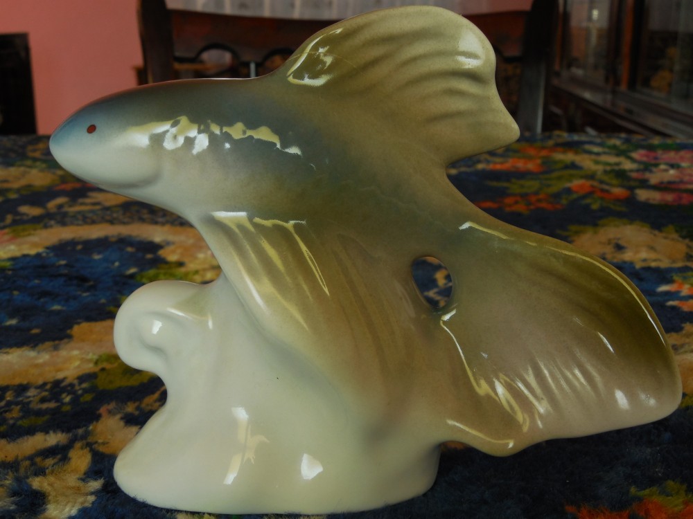 Vechi BIBELOU din portelan reprezentand un peste, inotatoarea a fost ...