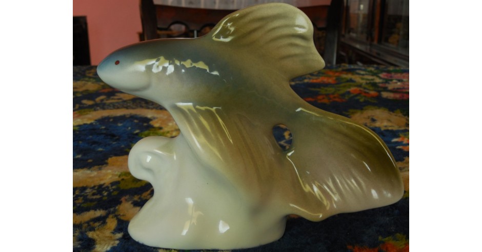 Vechi BIBELOU din portelan reprezentand un peste, inotatoarea a fost ...