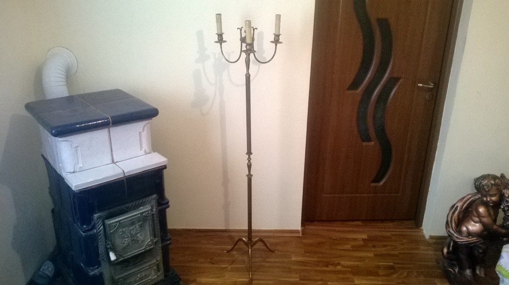 REDUCERE VEIOZA VECHE DIN ALAMA INALTA PE PICIOR IN FORMA DE SFESNIC PE ...