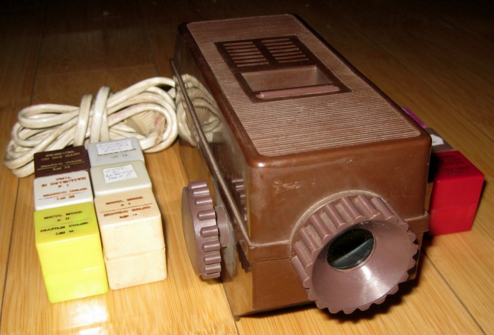 Aparat proiector diafilm + 12 diafilme de colectie perioada comunista ...