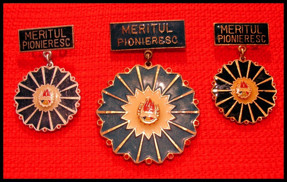 lot insigne (medalii) MERITUL PIONIERESC - varianta mare, mica alama si ...