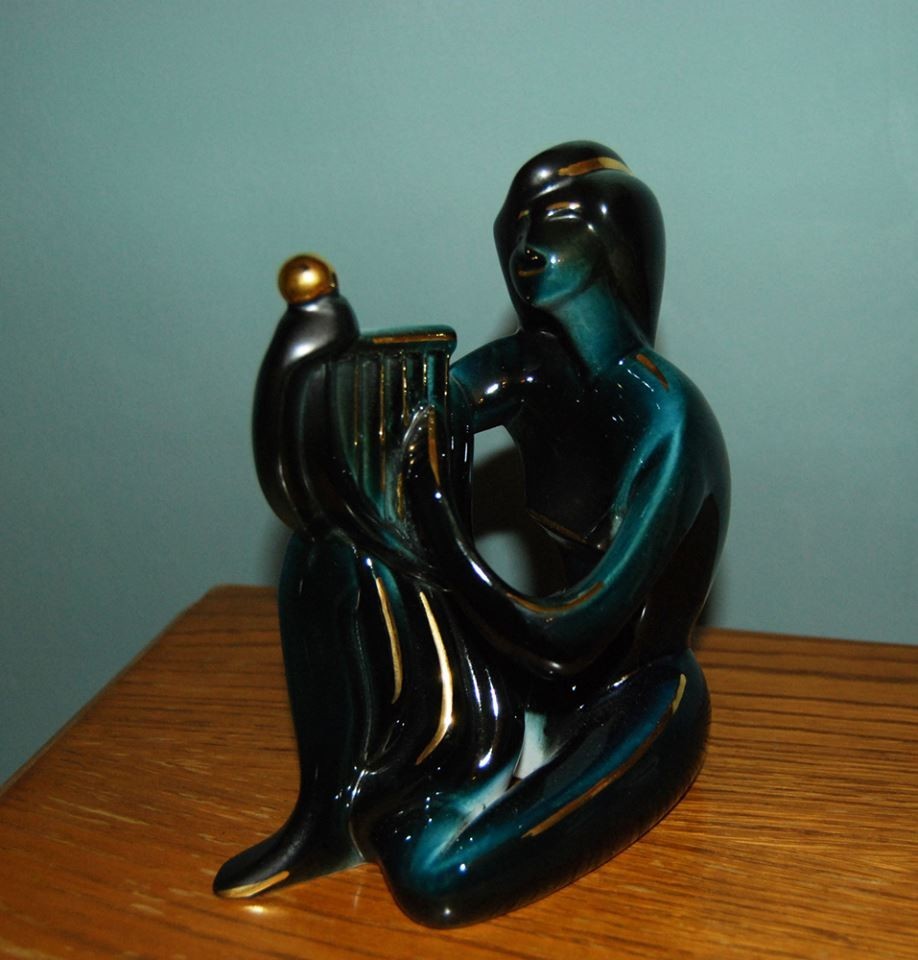 Statueta bibelou portelan femeie cu harpa Alba Iulia Apulum, anii '90 ...