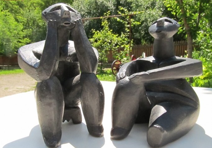 Ganditorul de la Hamangia-Set 2 statuete din ceramica neagra realizate ...
