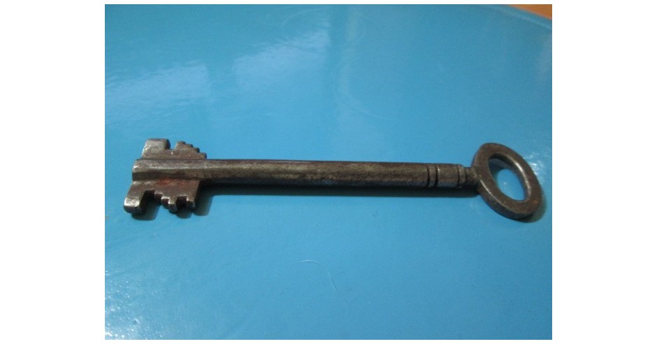 Cheie speciala metalica veche de usa si poarta. | arhiva Okazii.ro