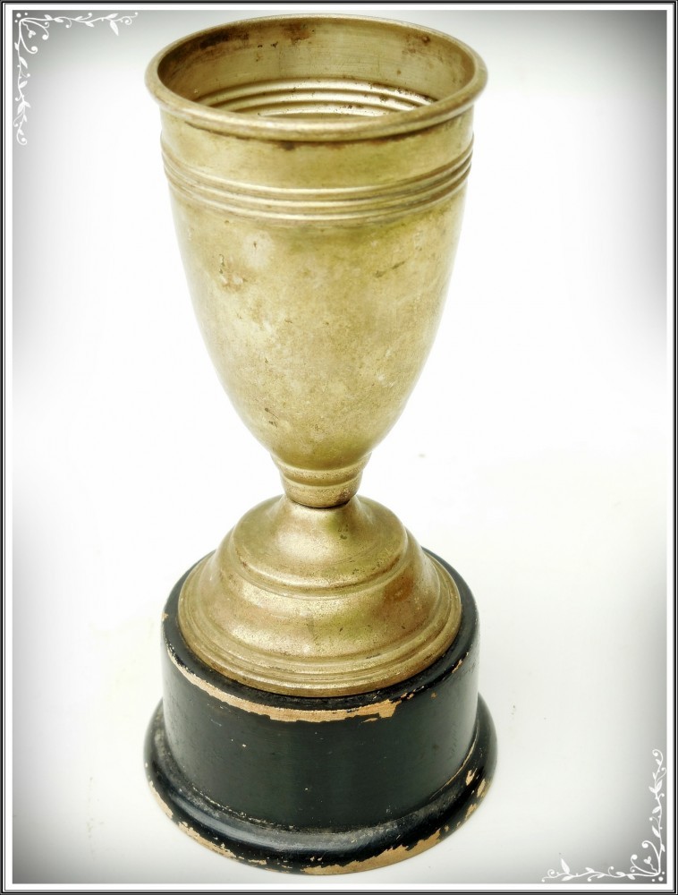 CUPA / TROFEU / POCAL VECHI CONFEC?IONAT DIN ALAMA ARGINTATA PE SUPORT ...