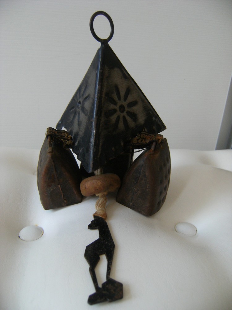 Frumos set de 3 clopote/talangi vechi cu triunghi din fier forjat, cu ...