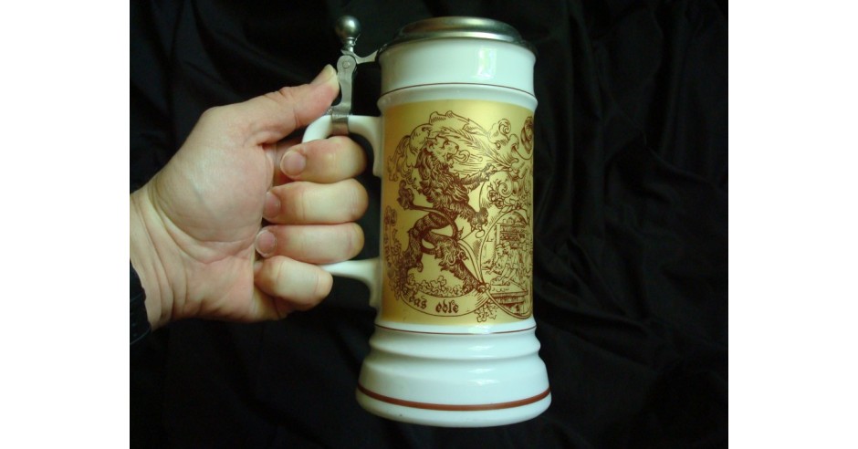 Halba bere, germana, portelan cu capac zinc, blazon medieval cu lei ...