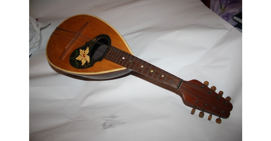 Instrument muzical cu coarde, neidentificat, tip mandolina/vioara ...