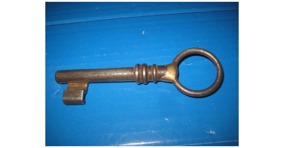 Cheie veche metal cu alama, 8cm lungime, maner 3.5cm, cheie 2.5cm ...